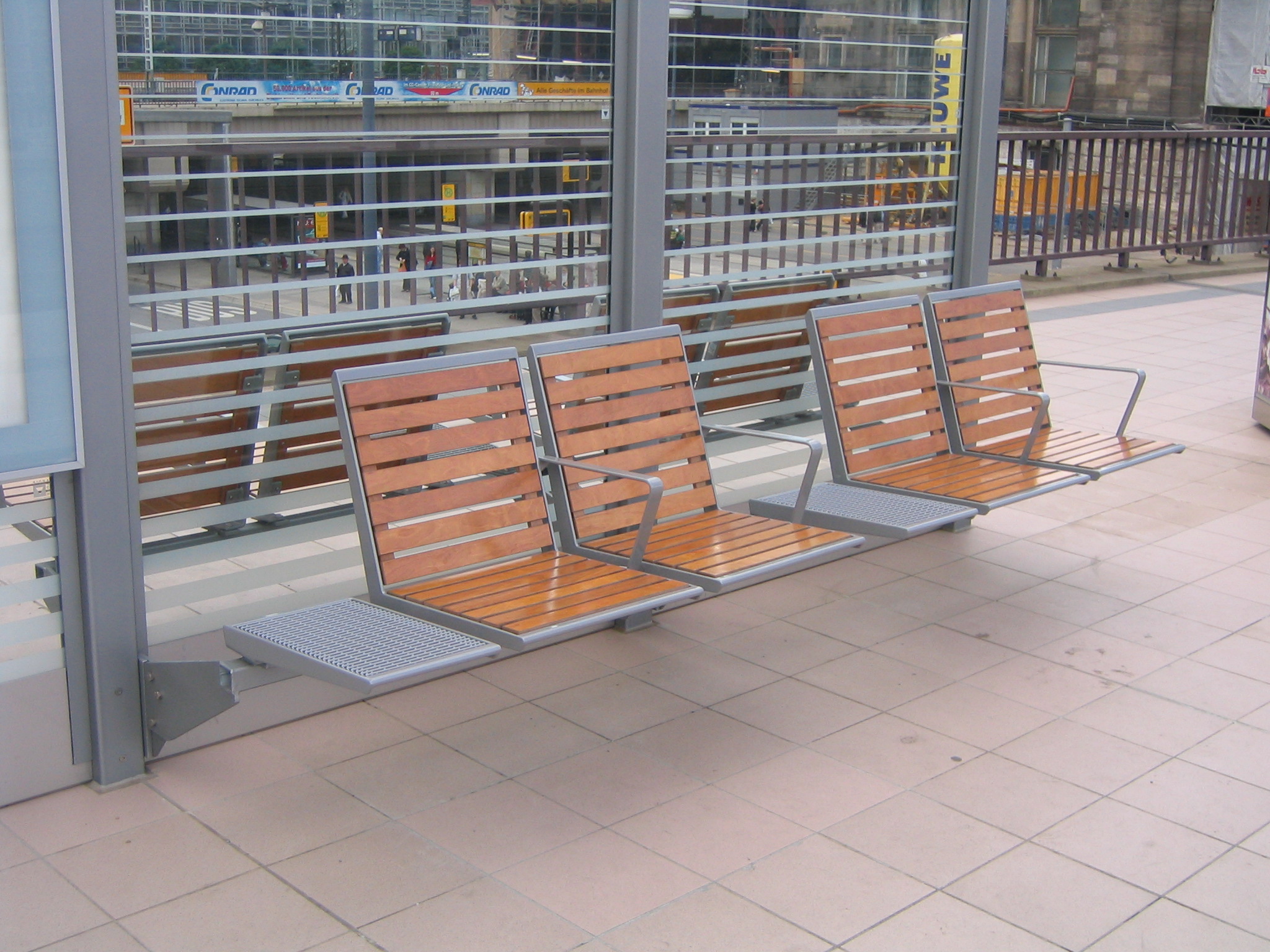 Bahnhof Auer Sitzbänke: Vandalismusresistente Stadtmöbel | SEDO | Sedo