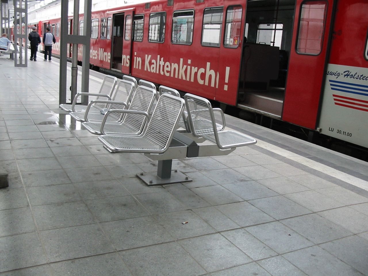 Bahnhof Auer Sitzbänke: Vandalismusresistente Stadtmöbel | SEDO | Sedo