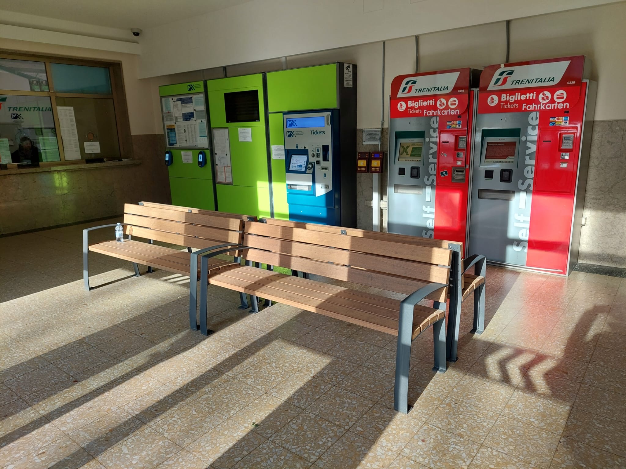 Panchine della stazione di Auer: arredo urbano resistente agli atti ...