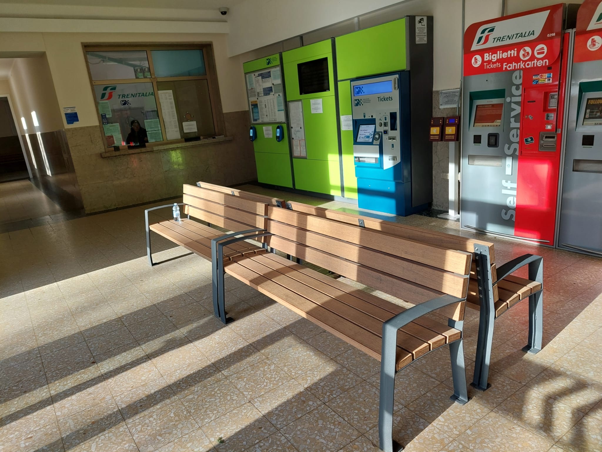 Bahnhof Auer Sitzbänke: Vandalismusresistente Stadtmöbel | SEDO | Sedo