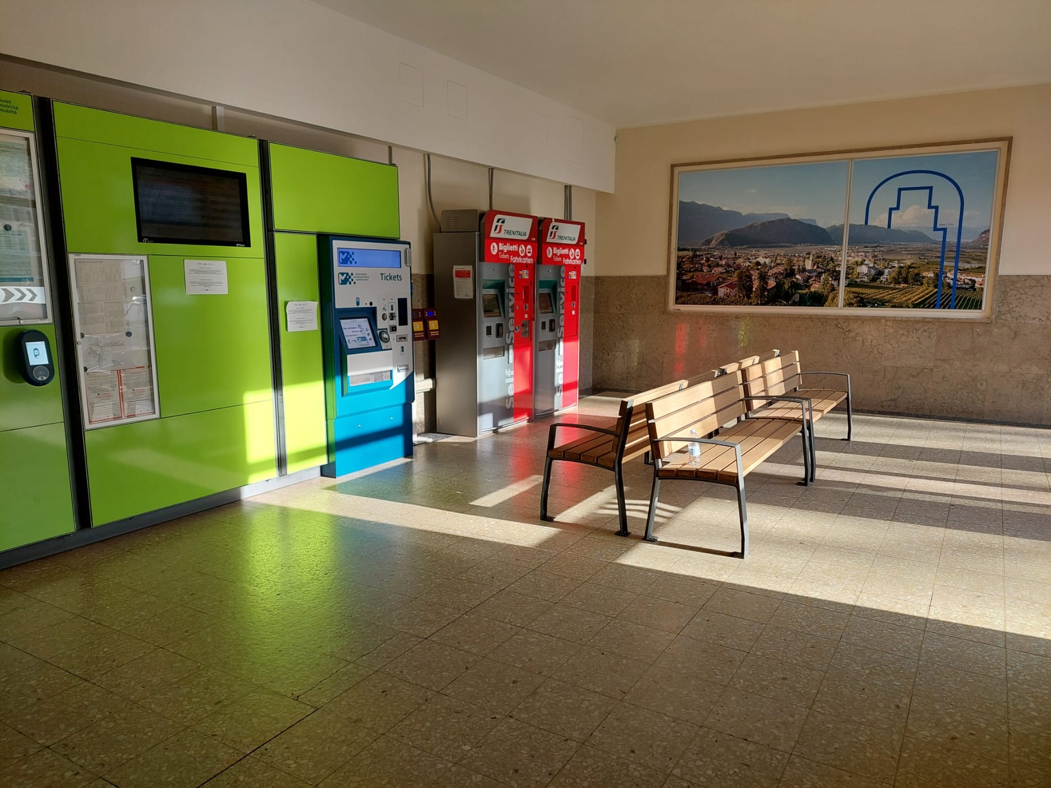 Panchine della stazione di Auer: arredo urbano resistente agli atti ...